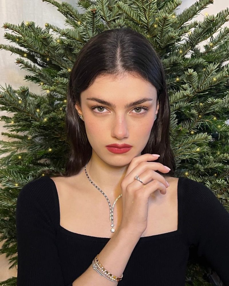 How to Do French Makeup Over 50 and Look Elegant 2025